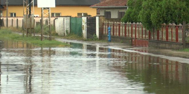 Problem koji je nastao u ulici Majšanski put nakon kiše koja je padala ...